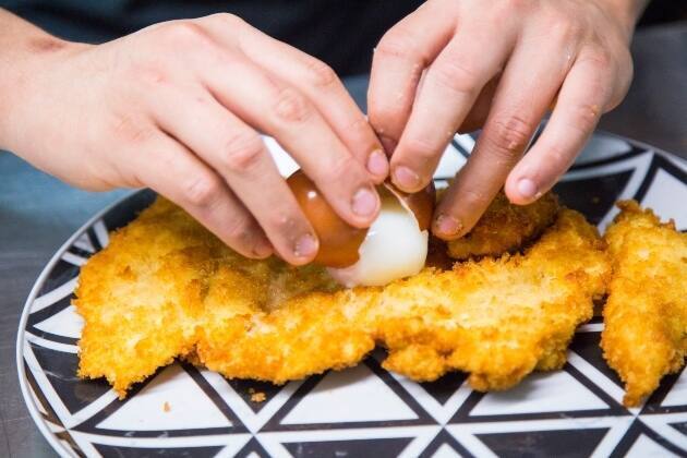 Escalope royal con trufa y huevo a baja temperatura | Gastronosfera